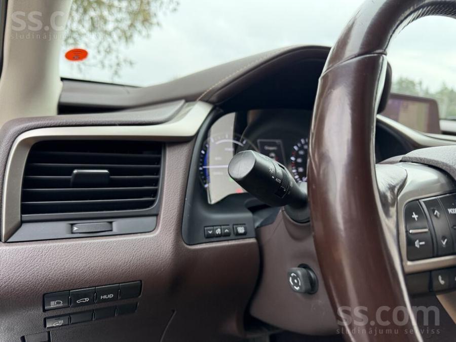 White Lexus RX 2017 in Riga, with an engine capacity of 3.50 L and mileage of 139 thousand km for 29950 €, photo 16 on AUTOMOTO.COM.LV