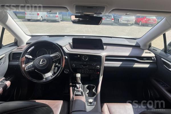 White Lexus RX 2017 in Valmiera, with an engine capacity of 3.50 L and mileage of 162 thousand km for 27500 €, photo 3 on AUTOMOTO.COM.LV