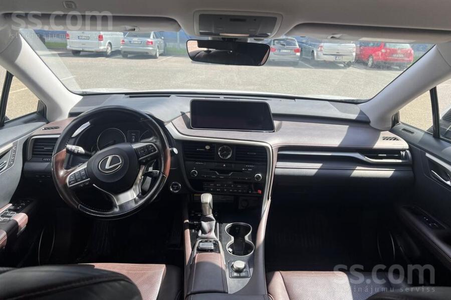 White Lexus RX 2017 in Valmiera, with an engine capacity of 3.50 L and mileage of 162 thousand km for 27500 €, photo 4 on AUTOMOTO.COM.LV