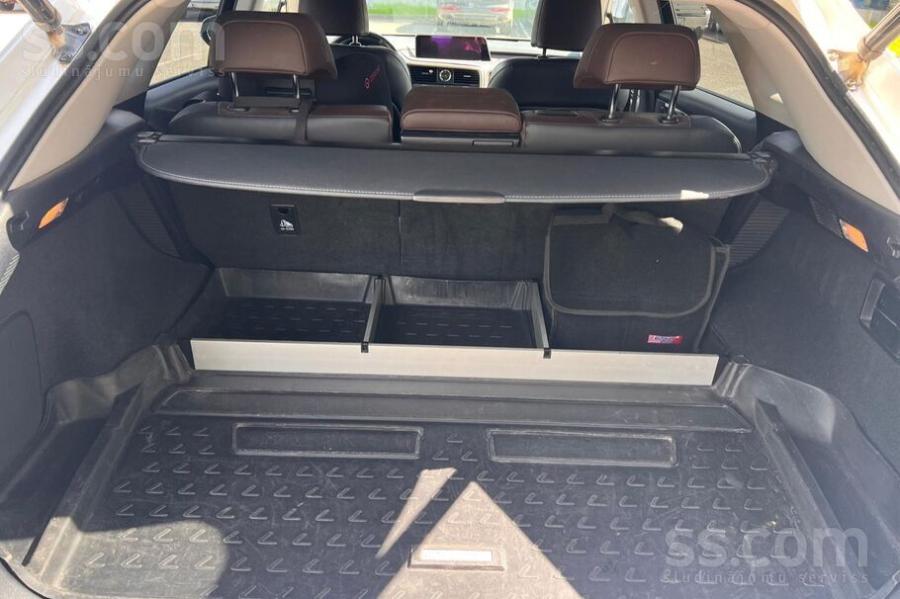 White Lexus RX 2017 in Valmiera, with an engine capacity of 3.50 L and mileage of 162 thousand km for 27500 €, photo 8 on AUTOMOTO.COM.LV