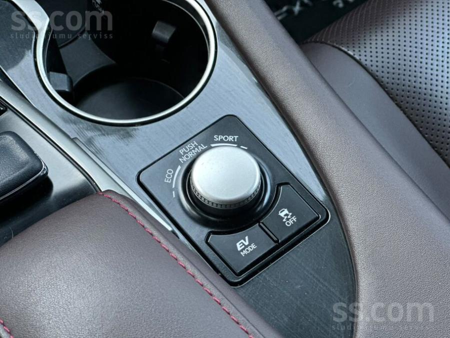 White Lexus RX 2018 in Riga, with an engine capacity of 3.50 L and mileage of 140 thousand km for 29950 €, photo 20 on AUTOMOTO.COM.LV
