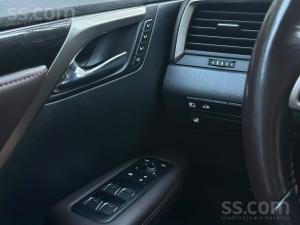 White Lexus RX 2018 in Riga, with an engine capacity of 3.50 L and mileage of 140 thousand km for 29950 €, photo 25 on AUTOMOTO.COM.LV