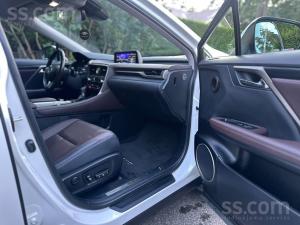 White Lexus RX 2018 in Riga, with an engine capacity of 3.50 L and mileage of 140 thousand km for 29950 €, photo 27 on AUTOMOTO.COM.LV