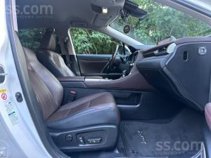 White Lexus RX 2018 in Riga, with an engine capacity of 3.50 L and mileage of 140 thousand km for 29950 €, photo 28 on AUTOMOTO.COM.LV