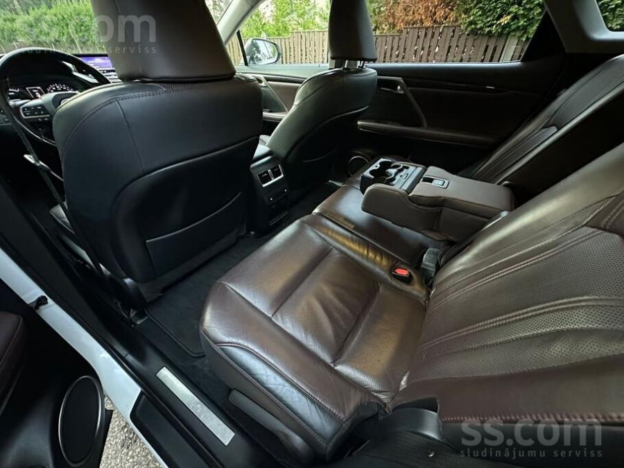 White Lexus RX 2018 in Riga, with an engine capacity of 3.50 L and mileage of 140 thousand km for 29950 €, photo 30 on AUTOMOTO.COM.LV