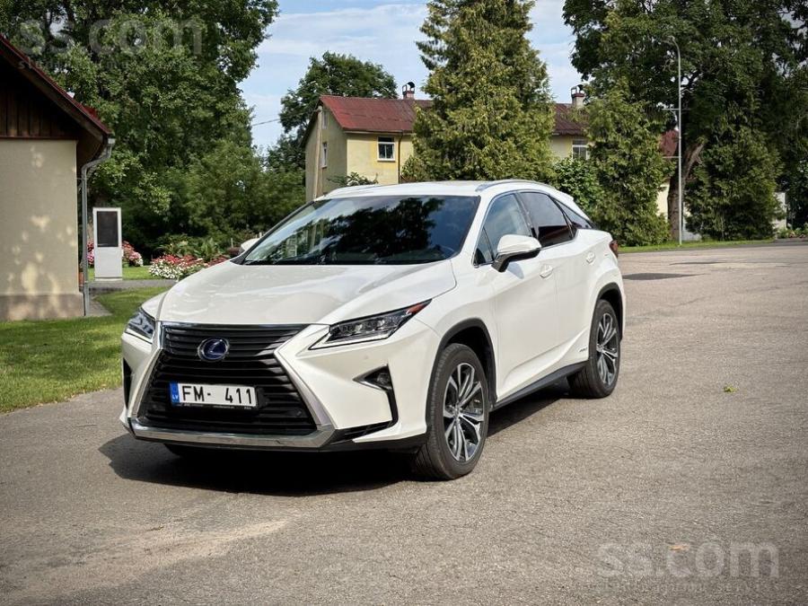 White Lexus RX 2018 in Riga, with an engine capacity of 3.50 L and mileage of 235 thousand km for 26900 €, photo 4 on AUTOMOTO.COM.LV