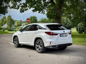 White Lexus RX 2018 in Riga, with an engine capacity of 3.50 L and mileage of 235 thousand km for 26900 €, photo 6 on AUTOMOTO.COM.LV
