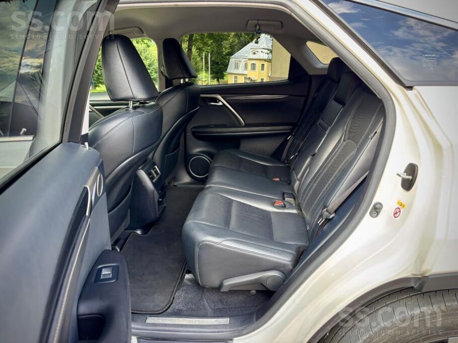 White Lexus RX 2018 in Riga, with an engine capacity of 3.50 L and mileage of 235 thousand km for 26900 €, photo 12 on AUTOMOTO.COM.LV