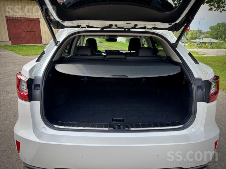 White Lexus RX 2018 in Riga, with an engine capacity of 3.50 L and mileage of 235 thousand km for 26900 €, photo 13 on AUTOMOTO.COM.LV