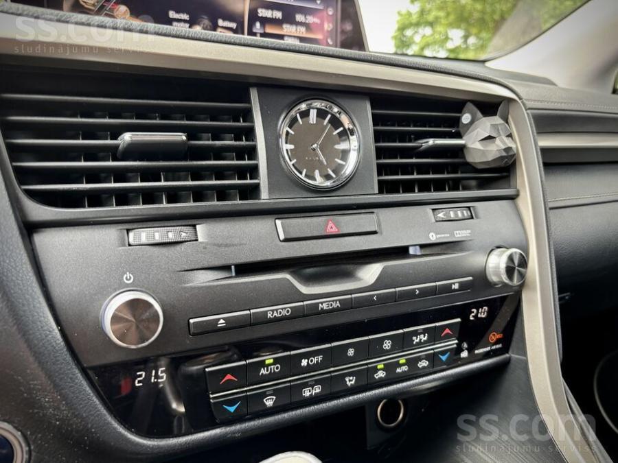 White Lexus RX 2018 in Riga, with an engine capacity of 3.50 L and mileage of 235 thousand km for 26900 €, photo 19 on AUTOMOTO.COM.LV