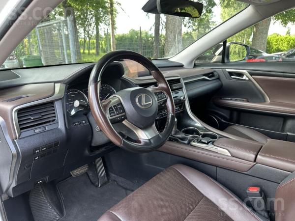 White Lexus RX 2018 in Riga, with an engine capacity of 3.50 L and mileage of 149 thousand km for 30290 €, photo 9 on AUTOMOTO.COM.LV