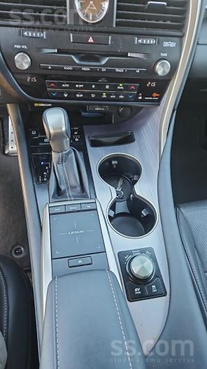 White Lexus RX 2020 in Riga, with an engine capacity of 3.50 L and mileage of 139 thousand km for 46000 €, photo 10 on AUTOMOTO.COM.LV