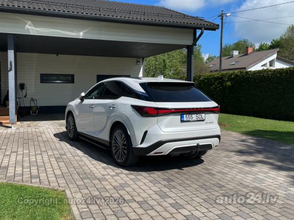 Белый Лексус РХ 2023 в Таллин, объемом двигателя 2.50 л и пробегом 55 тыс. км за 72000 €, фото 2 на AUTOMOTO.COM.LV