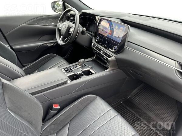 White Lexus RX 2023 in Riga, with an engine capacity of 2.40 L and mileage of 68 thousand km for 68300 €, photo 6 on AUTOMOTO.COM.LV