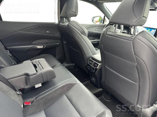 White Lexus RX 2023 in Riga, with an engine capacity of 2.40 L and mileage of 68 thousand km for 68300 €, photo 7 on AUTOMOTO.COM.LV