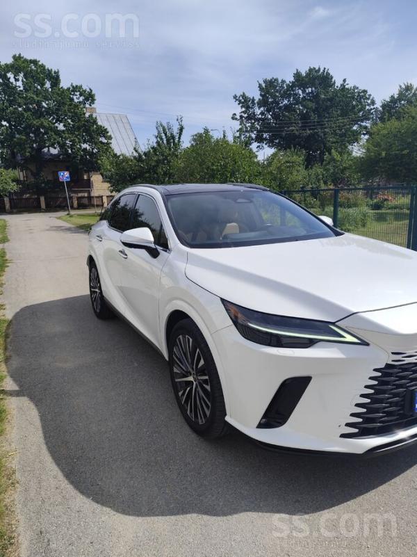 White Lexus RX 2023 in Jurmala, with an engine capacity of 2.40 L and mileage of 31 thousand km for 62800 €, photo 2 on AUTOMOTO.COM.LV