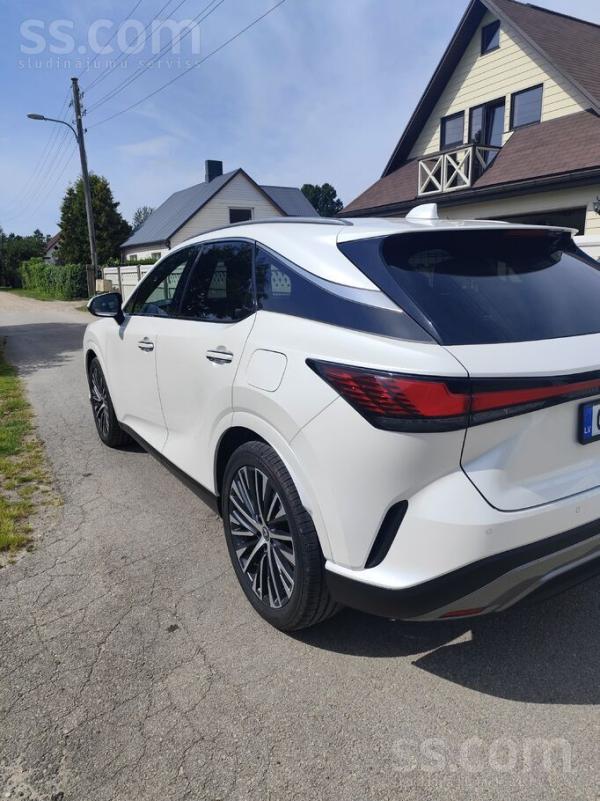 White Lexus RX 2023 in Jurmala, with an engine capacity of 2.40 L and mileage of 31 thousand km for 62800 €, photo 6 on AUTOMOTO.COM.LV
