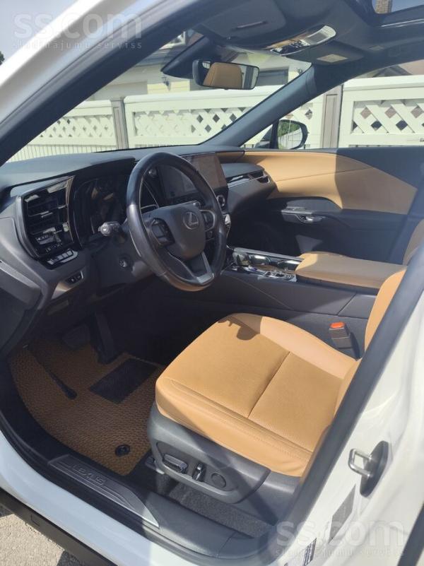 White Lexus RX 2023 in Jurmala, with an engine capacity of 2.40 L and mileage of 31 thousand km for 62800 €, photo 7 on AUTOMOTO.COM.LV