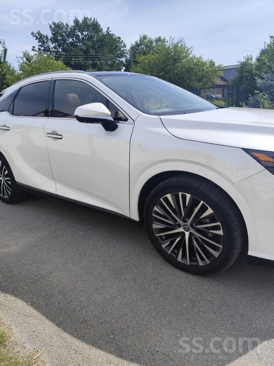 White Lexus RX 2023 in Jurmala, with an engine capacity of 2.40 L and mileage of 31 thousand km for 62800 €, photo 4 on AUTOMOTO.COM.LV