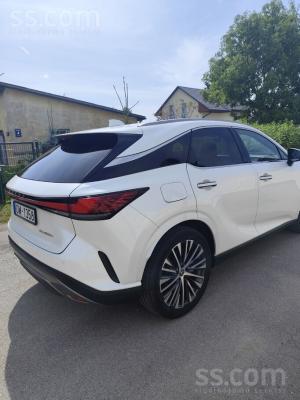 White Lexus RX 2023 in Jurmala, with an engine capacity of 2.40 L and mileage of 31 thousand km for 62800 €, photo 5 on AUTOMOTO.COM.LV