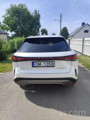 White Lexus RX 2023 in Jurmala, with an engine capacity of 2.40 L and mileage of 31 thousand km for 62800 €, photo 6 on AUTOMOTO.COM.LV