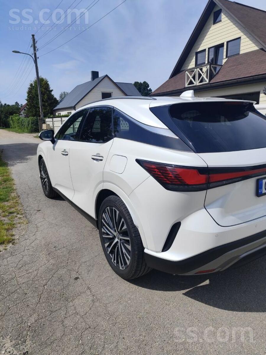 White Lexus RX 2023 in Jurmala, with an engine capacity of 2.40 L and mileage of 31 thousand km for 62800 €, photo 7 on AUTOMOTO.COM.LV