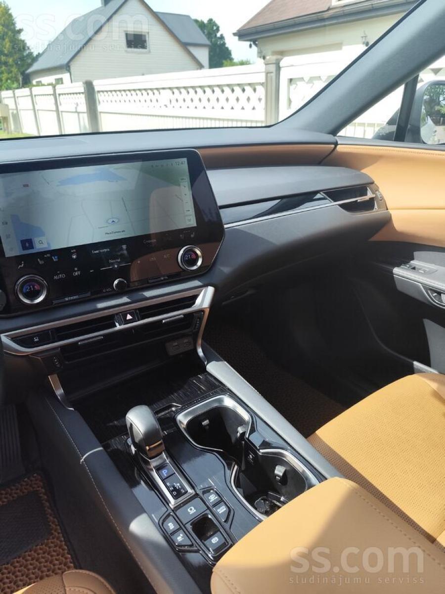 White Lexus RX 2023 in Jurmala, with an engine capacity of 2.40 L and mileage of 31 thousand km for 62800 €, photo 9 on AUTOMOTO.COM.LV