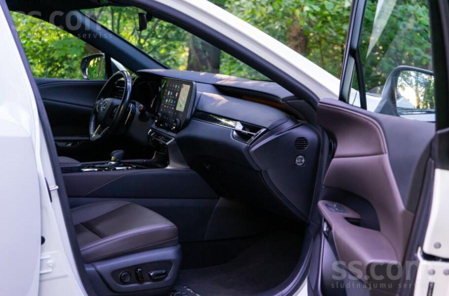 Balts Lexus RX 2024 Rīga, ar dzinēja tilpumu 2.50 L un nobraukumu 19 tūkst. km par 67500 €, foto 12 vietnē AUTOMOTO.COM.LV