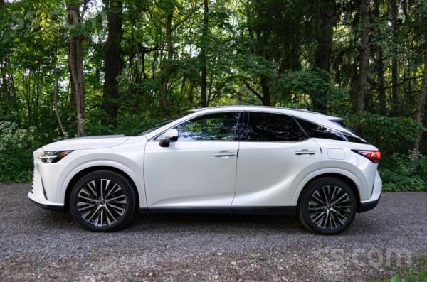 White Lexus RX 2024 in Riga, with an engine capacity of 2.50 L and mileage of 20 thousand km for 64600 €, photo 3 on AUTOMOTO.COM.LV