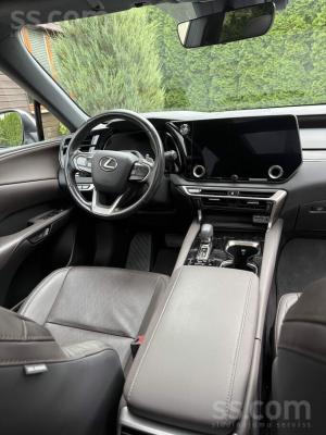 Balts Lexus RX 2024 Rīga, ar dzinēja tilpumu 2.50 L un nobraukumu 51 tūkst. km par 63000 €, foto 8 vietnē AUTOMOTO.COM.LV