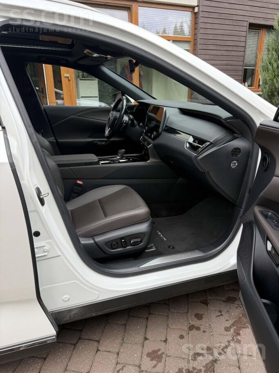 Balts Lexus RX 2024 Rīga, ar dzinēja tilpumu 2.50 L un nobraukumu 51 tūkst. km par 63000 €, foto 12 vietnē AUTOMOTO.COM.LV