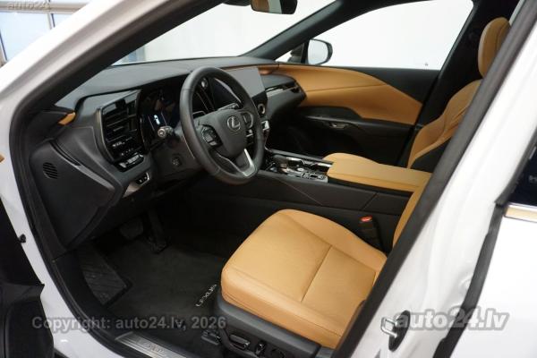 White Lexus RX 2025 in Tartu, with an engine capacity of 2.50 L and mileage of 7 thousand km for 87290 €, photo 11 on AUTOMOTO.COM.LV