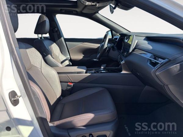 White Lexus RX 2025 in Riga, with an engine capacity of 2.50 L and mileage of 12 thousand km for 85000 €, photo 6 on AUTOMOTO.COM.LV