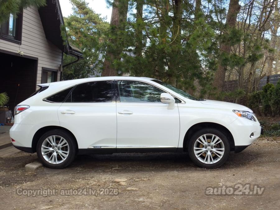 White Lexus RX 2010 in Tallinn, with an engine capacity of 3.50 L and mileage of 187 thousand km for 12488 €, photo 5 on AUTOMOTO.COM.LV
