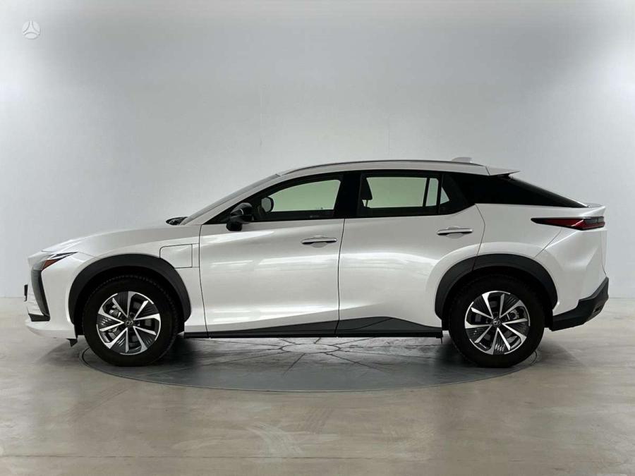 Melns Lexus RZ 300e 2025 Viļņa, ar dzinēja tilpumu 0.00 L un nobraukumu 19 tūkst. km par 39900 €, foto 4 vietnē AUTOMOTO.COM.LV