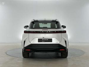 Melns Lexus RZ 300e 2025 Viļņa, ar dzinēja tilpumu 0.00 L un nobraukumu 19 tūkst. km par 39900 €, foto 5 vietnē AUTOMOTO.COM.LV