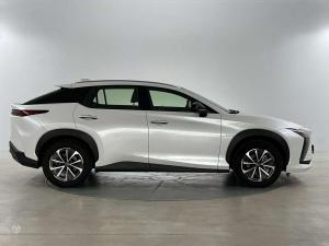 Melns Lexus RZ 300e 2025 Viļņa, ar dzinēja tilpumu 0.00 L un nobraukumu 19 tūkst. km par 39900 €, foto 17 vietnē AUTOMOTO.COM.LV