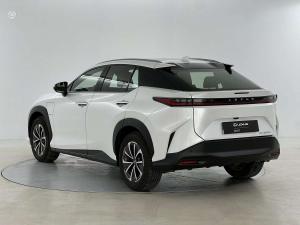 Melns Lexus RZ 300e 2025 Viļņa, ar dzinēja tilpumu 0.00 L un nobraukumu 19 tūkst. km par 39900 €, foto 18 vietnē AUTOMOTO.COM.LV