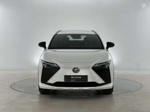 Black Lexus RZ 300e 2025 in Vilnius, with an engine capacity of 0.00 L and mileage of 19 thousand km for 39900 €, photo 6 on AUTOMOTO.COM.LV