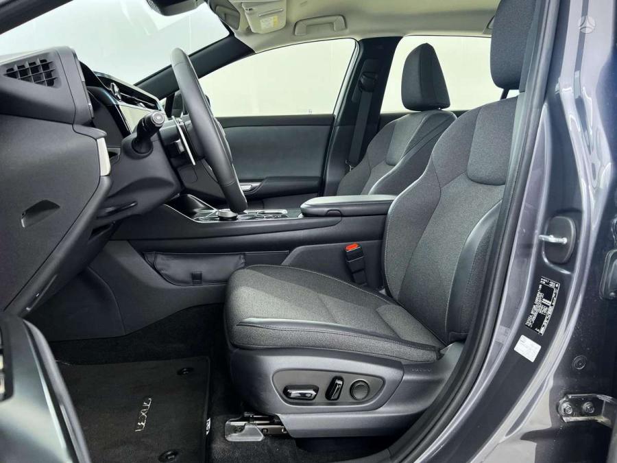 Grey Lexus RZ 300e 2025 in Vilnius, with an engine capacity of 0.00 L and mileage of 27 thousand km for 44900 €, photo 12 on AUTOMOTO.COM.LV