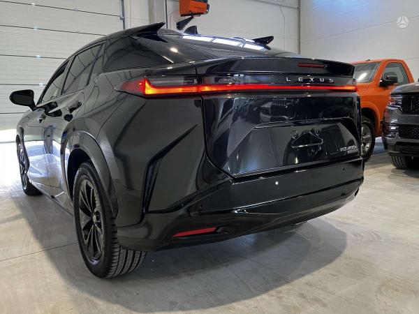 Melns Lexus RZ 450e 2023 Klaipėda, ar dzinēja tilpumu 0.00 L un nobraukumu 50 tūkst. km par 41500 €, foto 8 vietnē AUTOMOTO.COM.LV