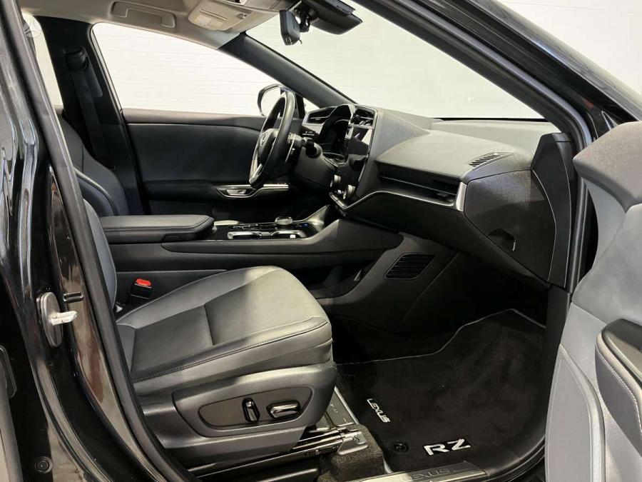 Черный Лексус RZ 450e 2023 в Клайпеда, объемом двигателя 0.00 л и пробегом 50 тыс. км за 41500 €, фото 12 на AUTOMOTO.COM.LV
