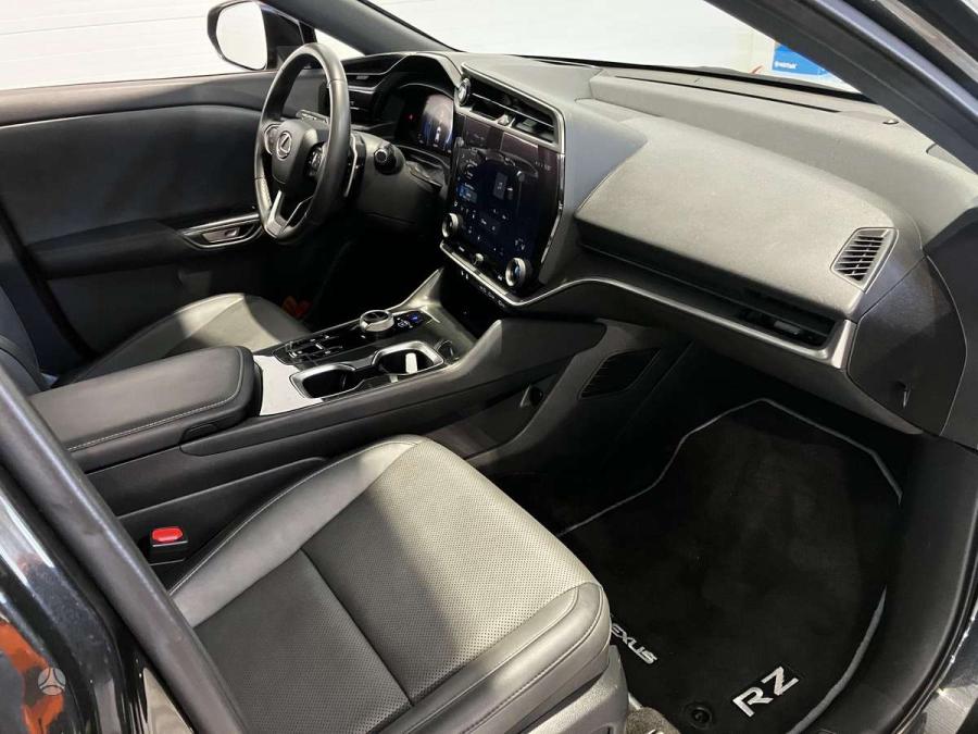Черный Лексус RZ 450e 2023 в Клайпеда, объемом двигателя 0.00 л и пробегом 50 тыс. км за 41500 €, фото 14 на AUTOMOTO.COM.LV