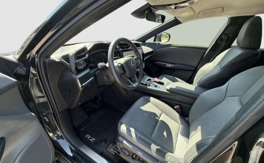 Black Lexus RZ 450e 2023 in Vilnius, with an engine capacity of 0.00 L and mileage of 33 thousand km for 41000 €, photo 8 on AUTOMOTO.COM.LV