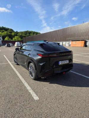 Black Lexus RZ 450e 2024 in Vilnius, with an engine capacity of 0.00 L and mileage of 55 thousand km for 45500 €, photo 4 on AUTOMOTO.COM.LV