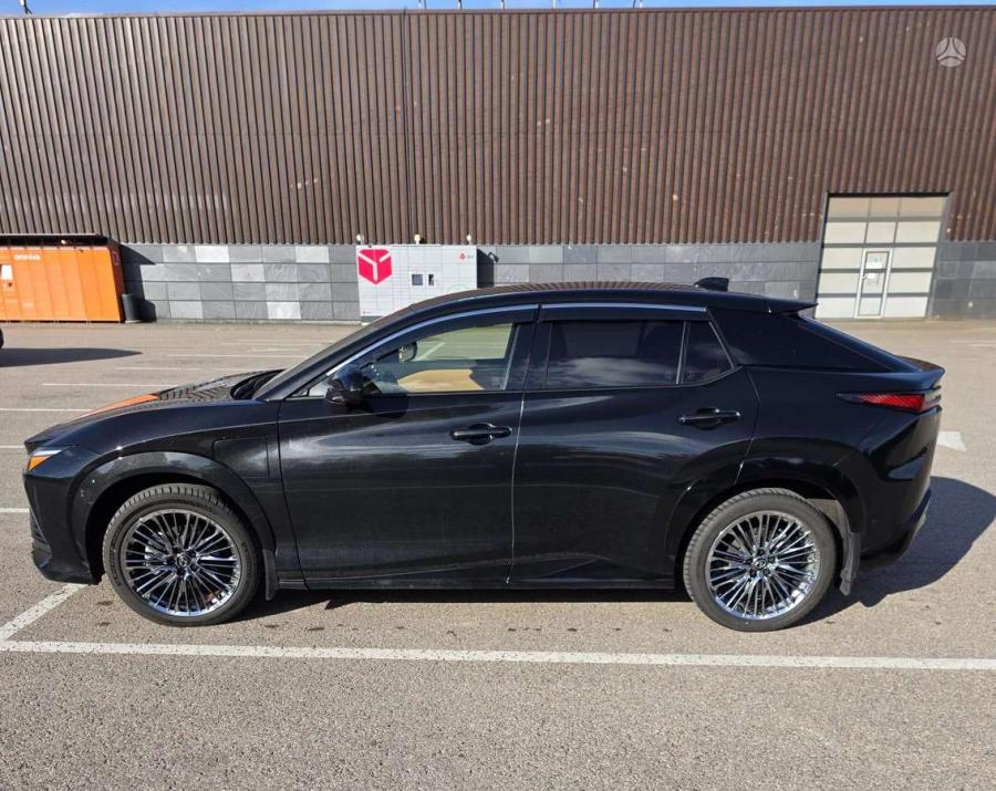Black Lexus RZ 450e 2024 in Vilnius, with an engine capacity of 0.00 L and mileage of 55 thousand km for 45500 €, photo 5 on AUTOMOTO.COM.LV