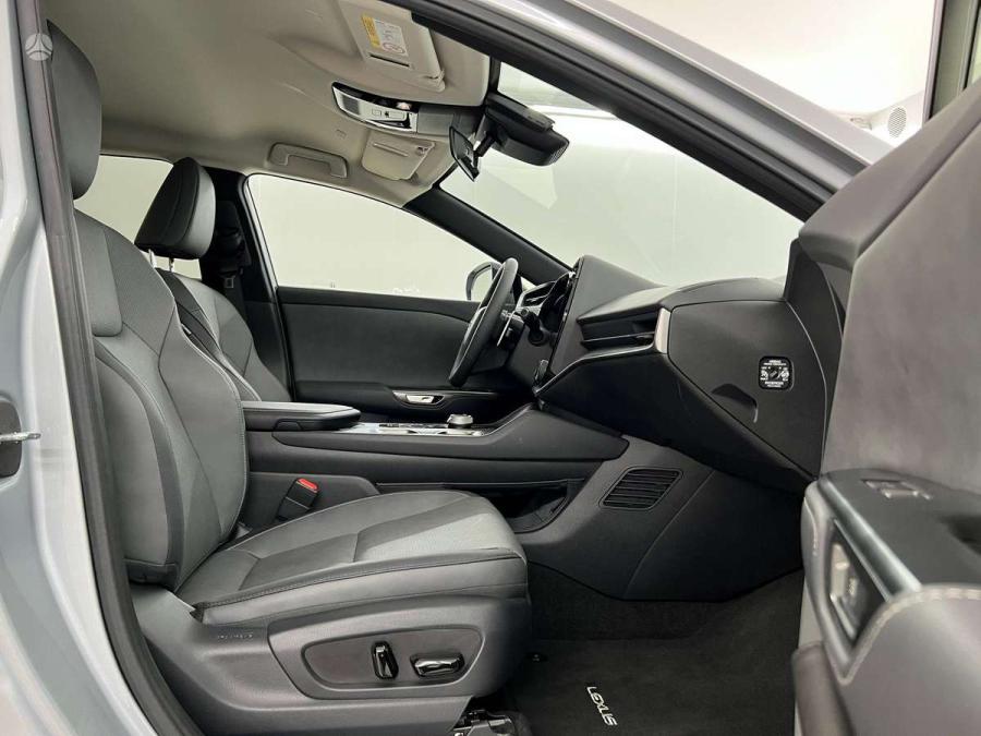 Pelēks Lexus RZ 450e 2025 Viļņa, ar dzinēja tilpumu 0.00 L un nobraukumu 10 tūkst. km par 49900 €, foto 7 vietnē AUTOMOTO.COM.LV