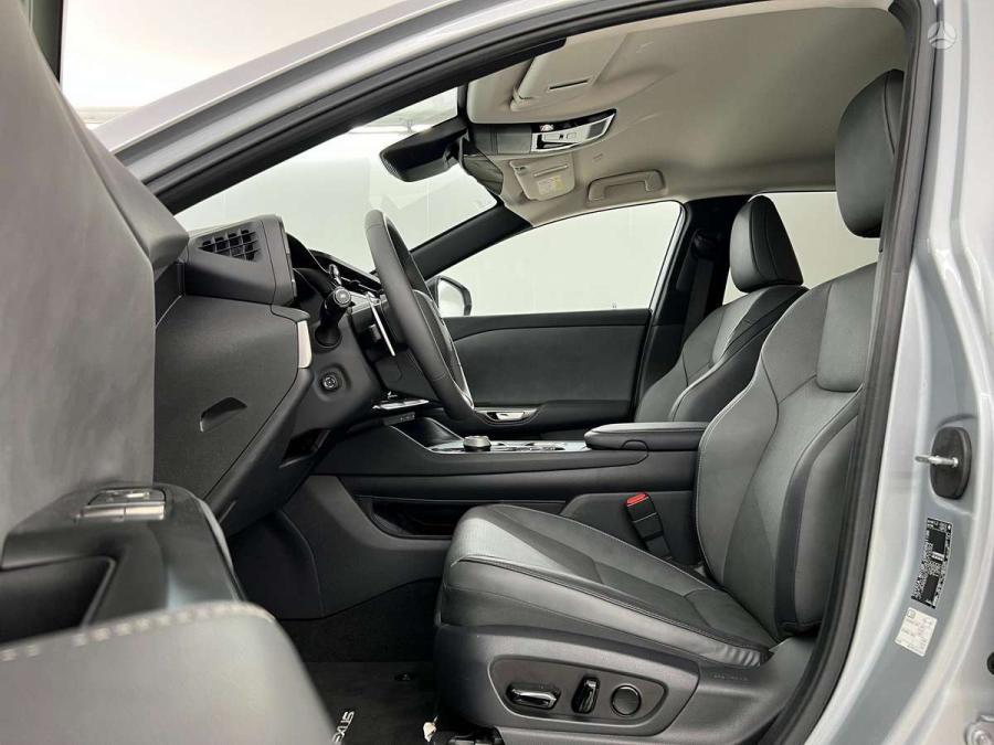 Pelēks Lexus RZ 450e 2025 Viļņa, ar dzinēja tilpumu 0.00 L un nobraukumu 10 tūkst. km par 49900 €, foto 12 vietnē AUTOMOTO.COM.LV
