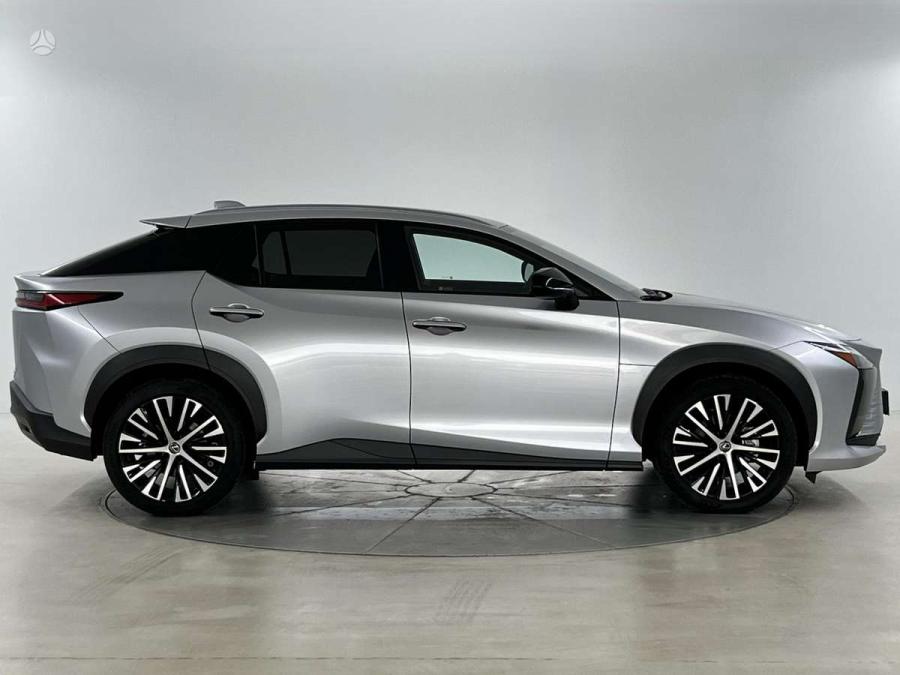 Pelēks Lexus RZ 450e 2025 Viļņa, ar dzinēja tilpumu 0.00 L un nobraukumu 10 tūkst. km par 49900 €, foto 17 vietnē AUTOMOTO.COM.LV