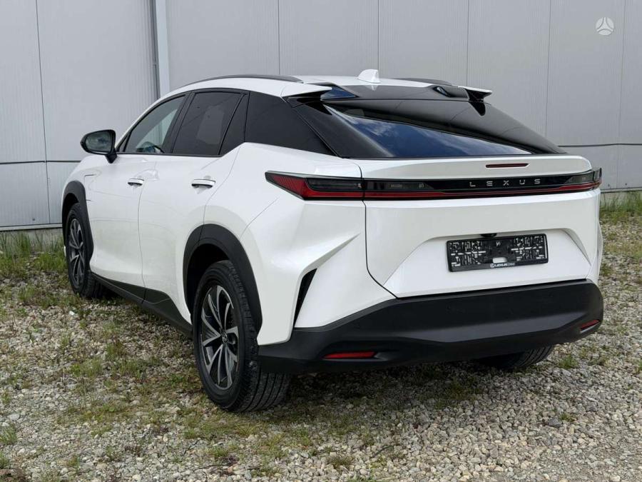 Balts Lexus RZ 450e 2024 Kauņa, ar dzinēja tilpumu 0.00 L un nobraukumu 112 tūkst. km par 31500 €, foto 5 vietnē AUTOMOTO.COM.LV